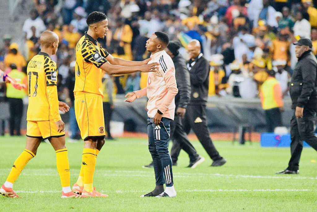Kaizer Chiefs star apologises to Orlando Pirates forward after injury ...